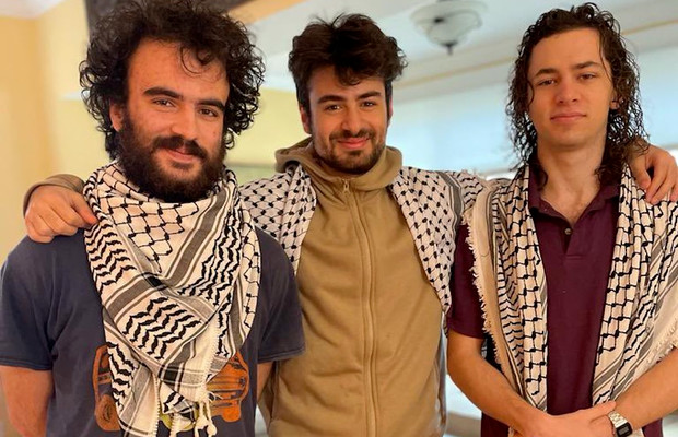 9Colonne | USA: HANNO LA KEFIAH, SPARA A TRE GIOVANI